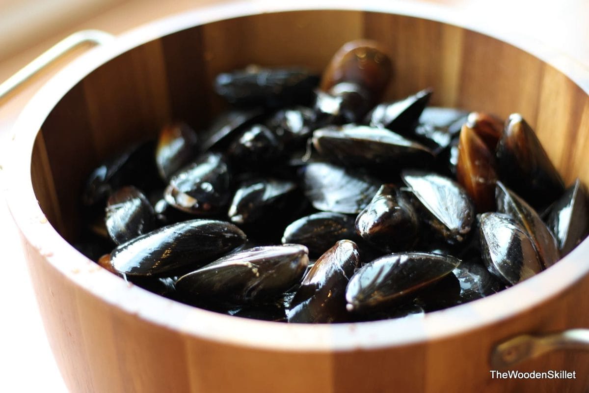 How to Prepare and Debeard Mussels - The Wooden Skillet